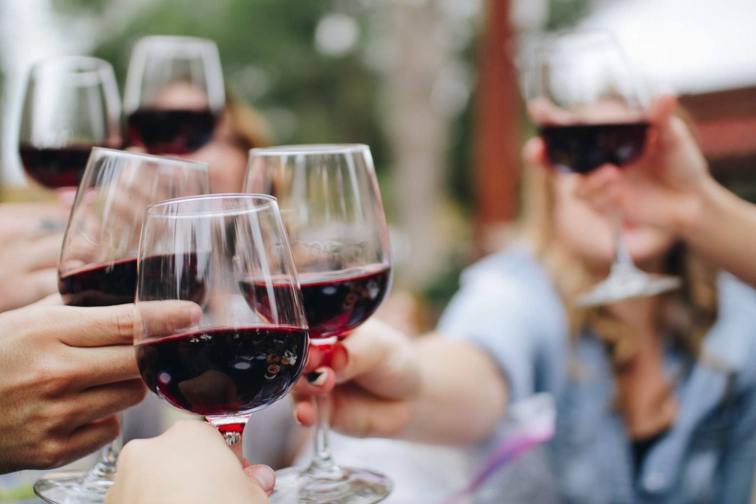 Wine Aficionado Vs Wine Connoisseur: What's The Difference - Wineries ...